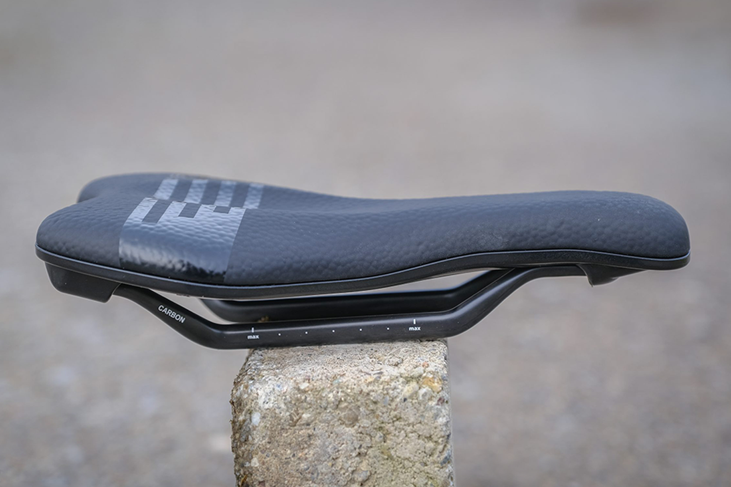 BikeYoke Sagma Lite Carbon - 169g lightweight mountain bike saddle ...